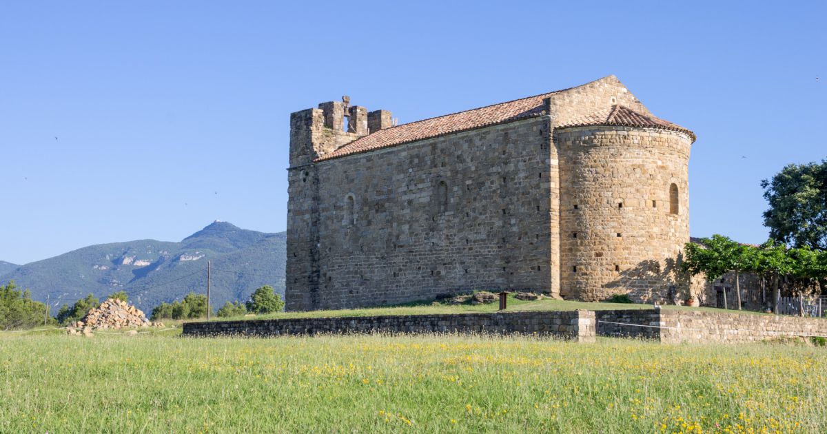 Les édifices romans de Maià de Montcal et de Beuda